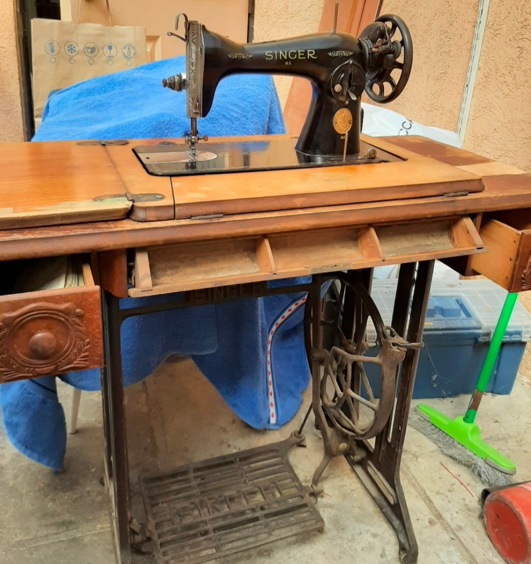 Máquina de coser Singer antigua con mueble Easy Garage Sales Easy ...