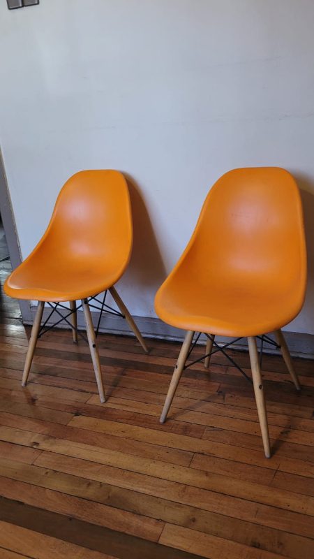 Par sillas naranja Eames Easy Garage Sales Easy Garage Sales