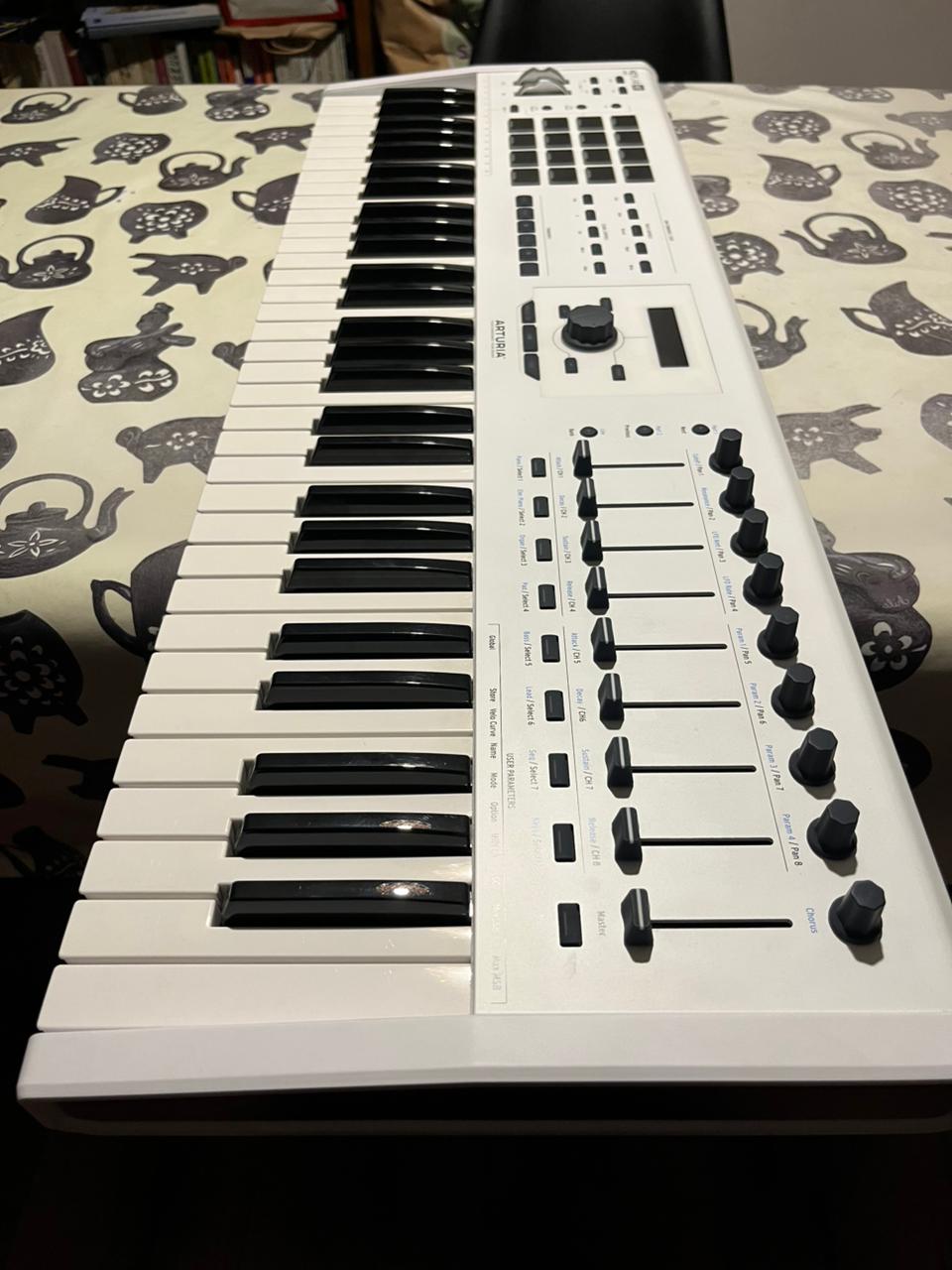 Controlador MIDI Arturia KeyLab 61 MK II Easy Garage Sales Easy Garage ...