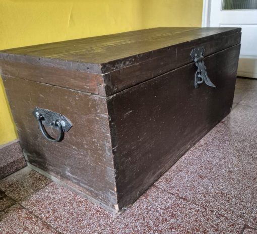 Baúl madera antiguo con herrajes Easy Garage Sales Easy Garage Sales